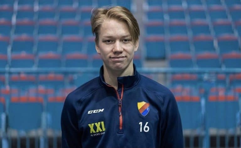 Adam Falk vill vara med på Väsbys återtåg till Hockeyallsvenskan