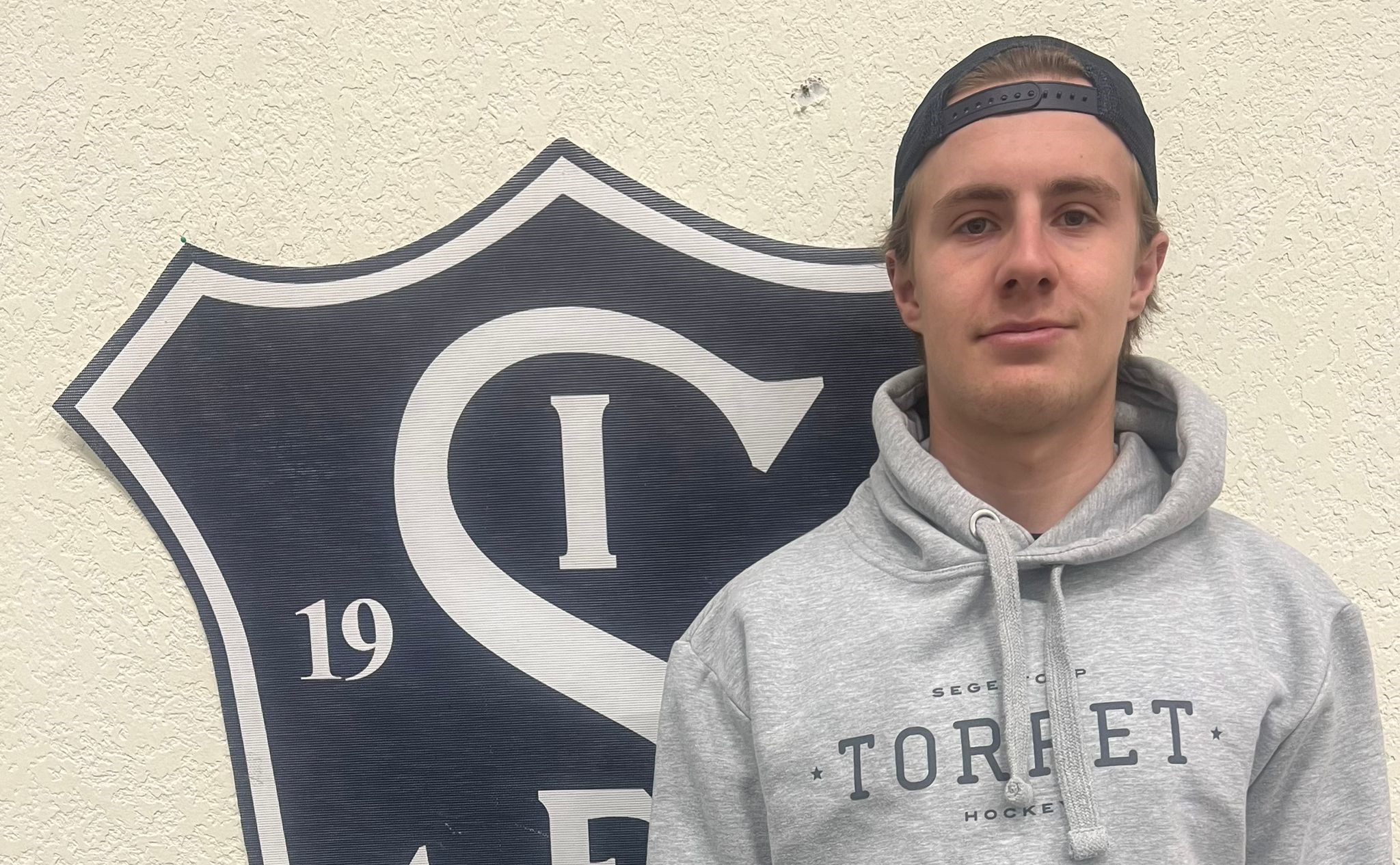 Carl Lindgren har förlängt - Hockeyettan.se