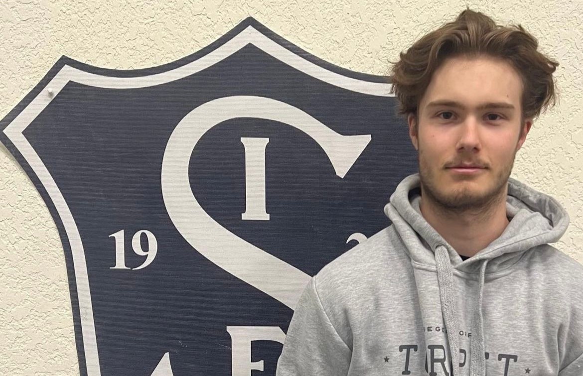 Adam Matthiesen klar för 23/24 - Hockeyettan.se