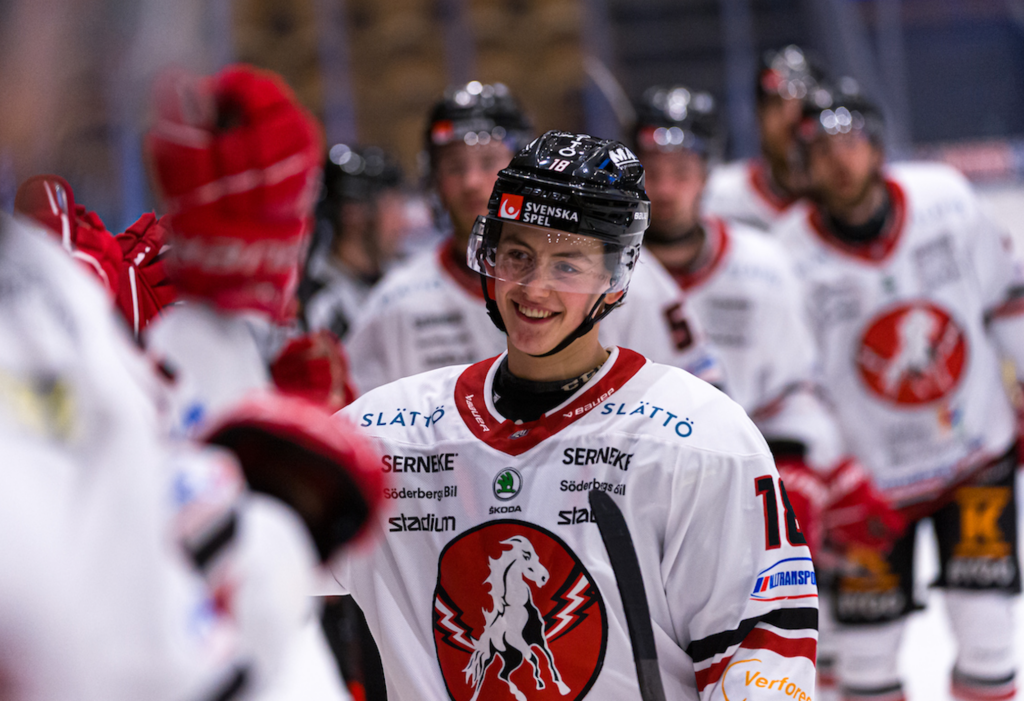 Hockeyettan.se – Drömdebut för Lukas Johansson i Lindlöven – gjorde två mål i första matchen ...